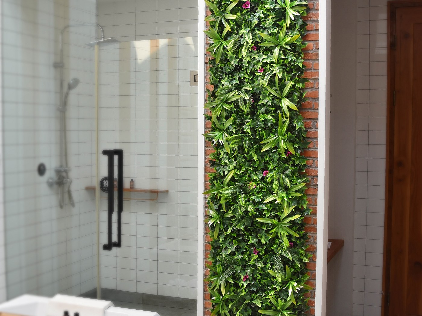 Synthetische groene begroeide muur, bescherming tegen uv-stralen ...