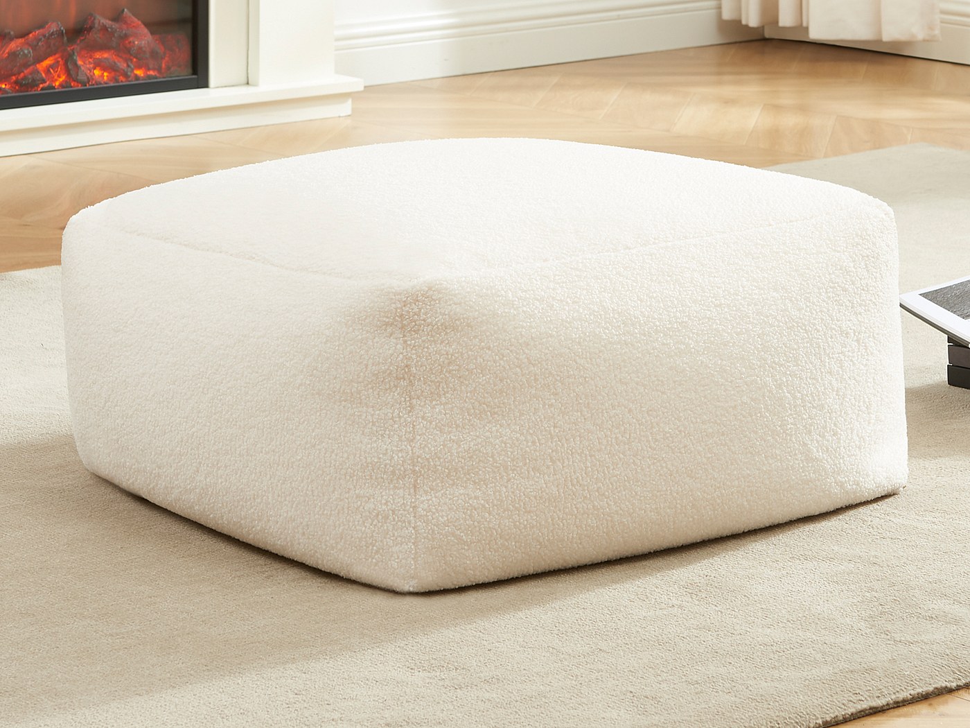 Design poef in wit bouclé SIRIETO