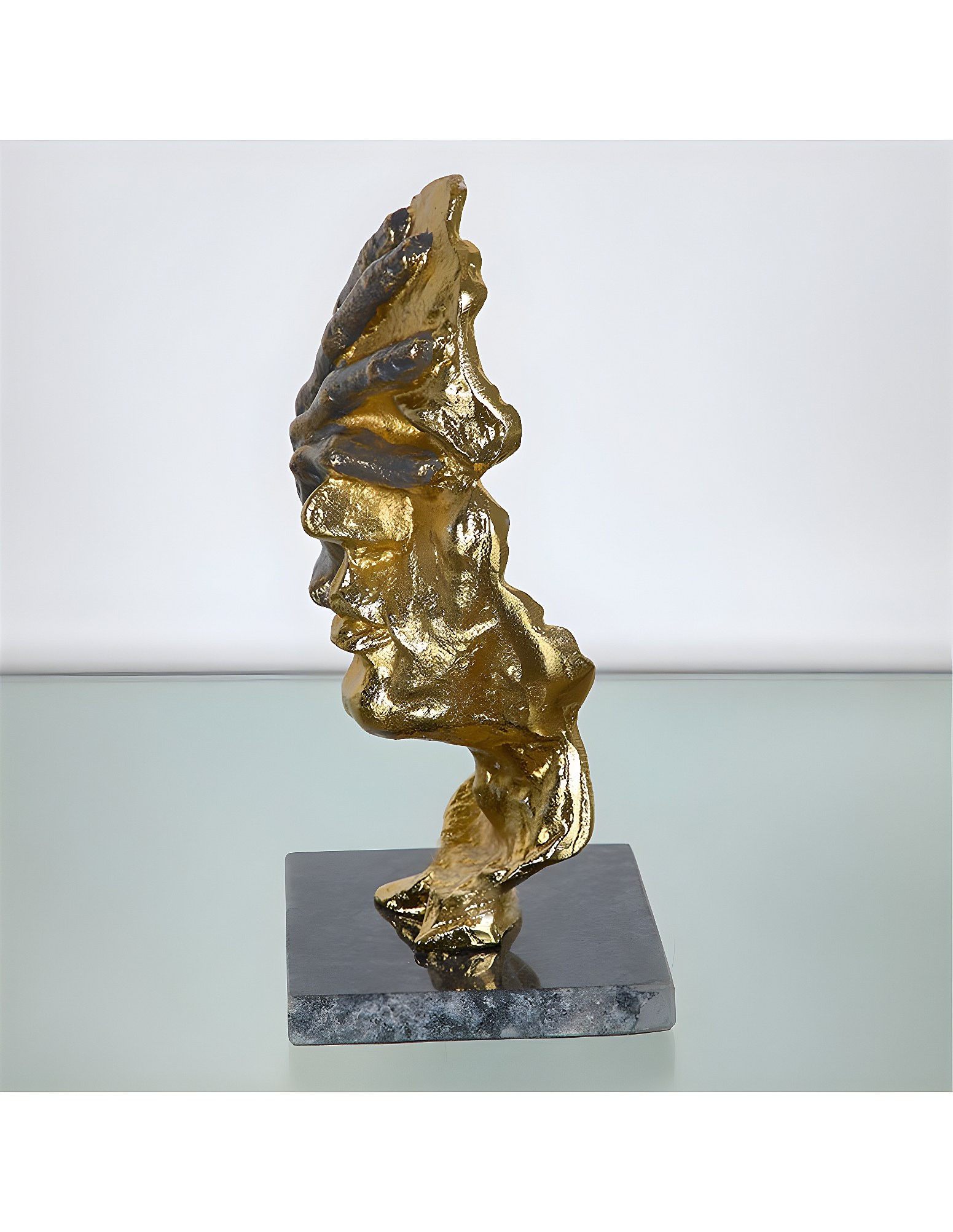 Máscara de metal original de diseño en color dorado hollywood