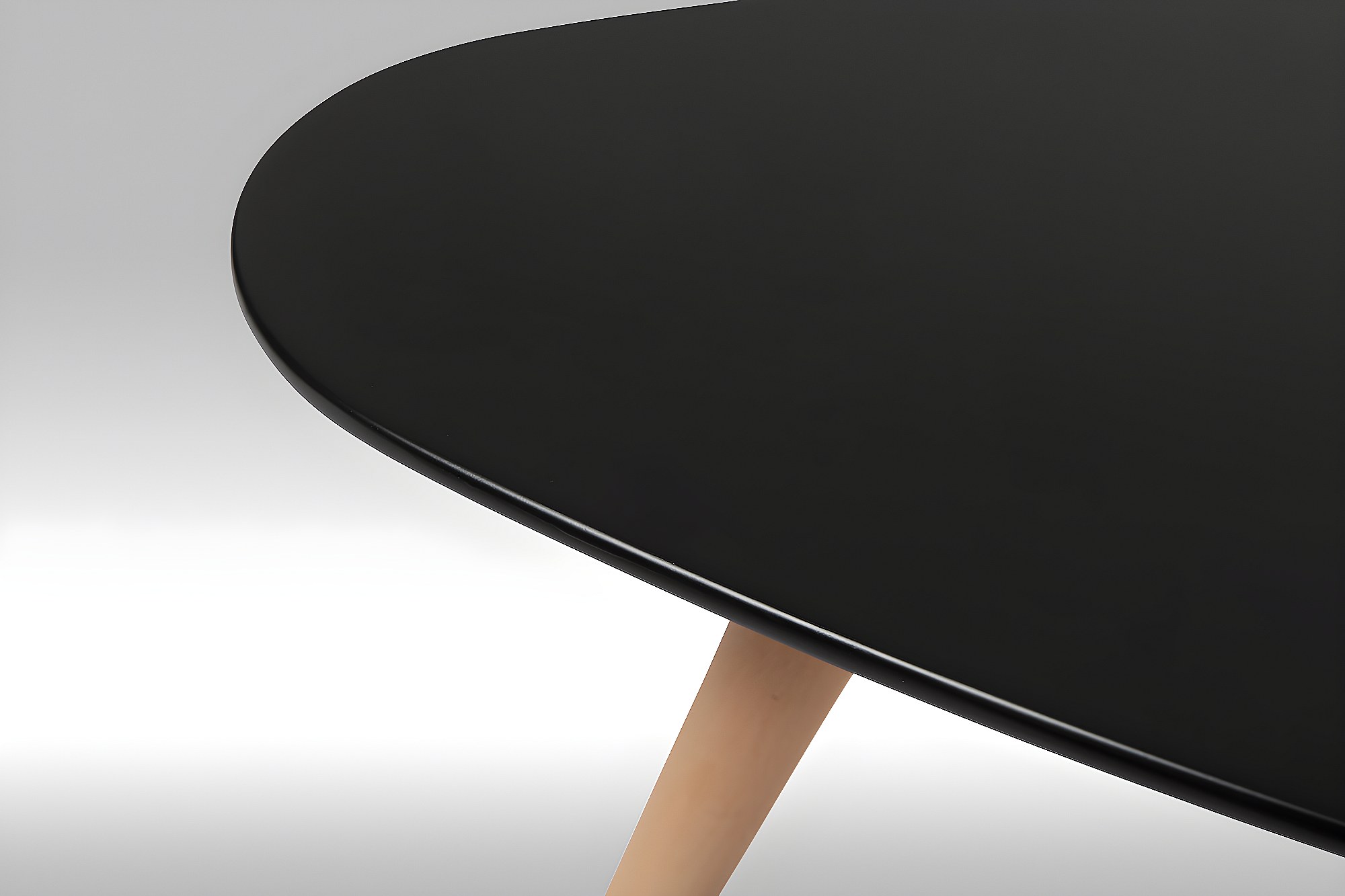 Fame Table de salon, noir mat et pieds en hêtre non traité.