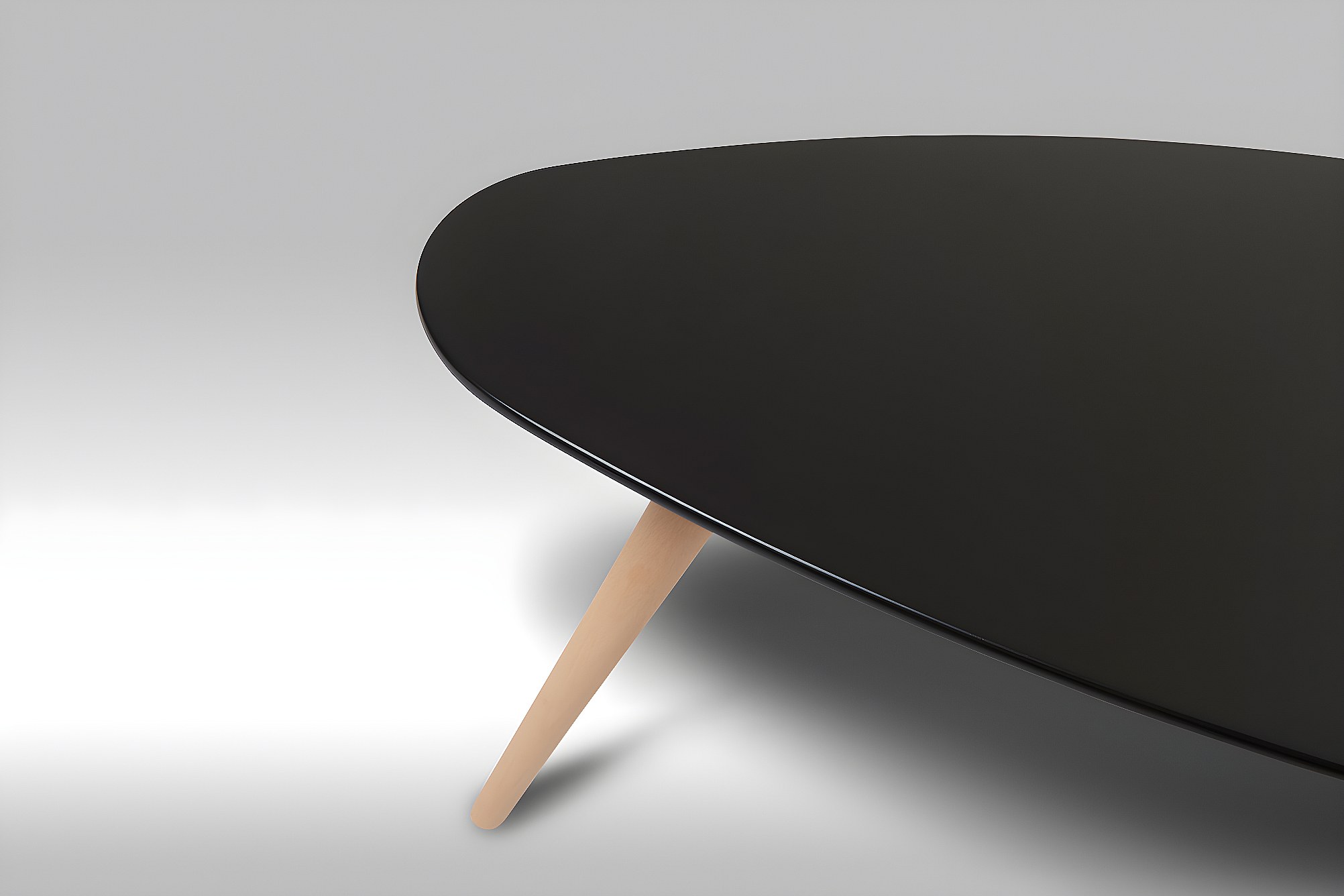 Fame Table de salon, noir mat et pieds en hêtre non traité.