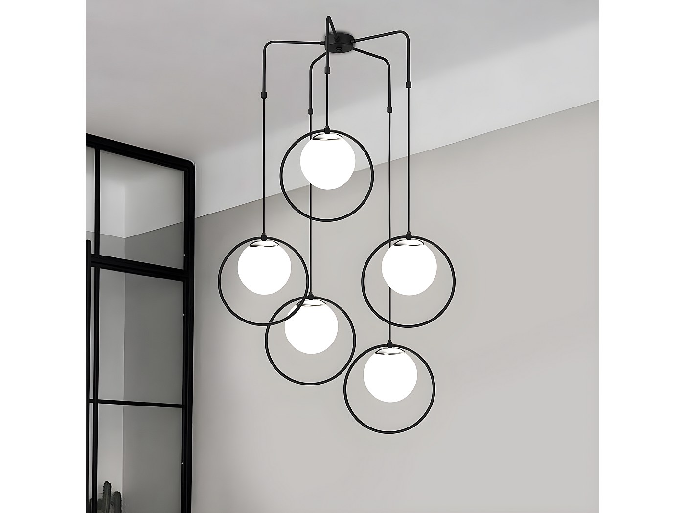 Hanglamp Escott met zwarte ringvorm en 5 glazen bollen 5xE27