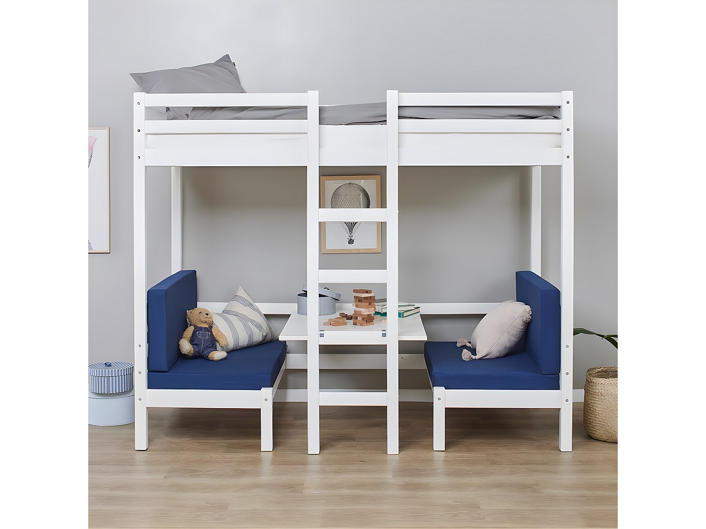 BasicJumbo hoogslaper met blauwe bank, bureau en incl. lattenbodems.