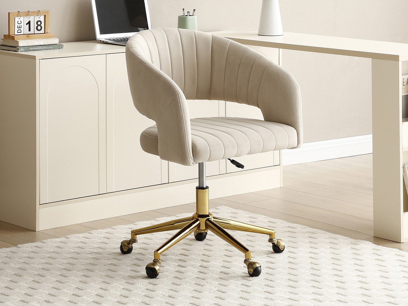 Bureaustoel van beige velours en goudkleurig metaal - TIRIESI