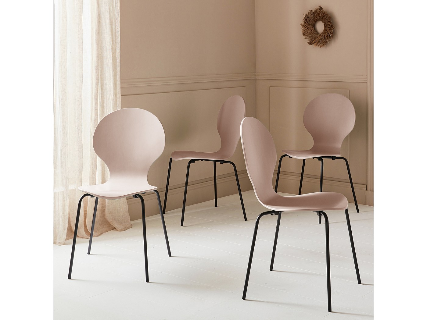 Lot de 4 chaises roses. rétro empilables. bois d'hévéa et contreplaqué ...