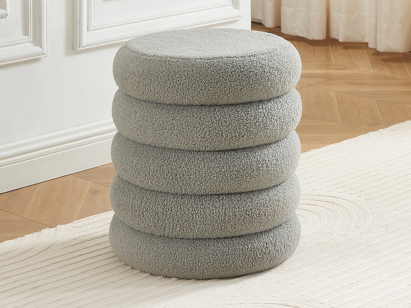 Poef in grijs bouclé met een modern design ECAMBI