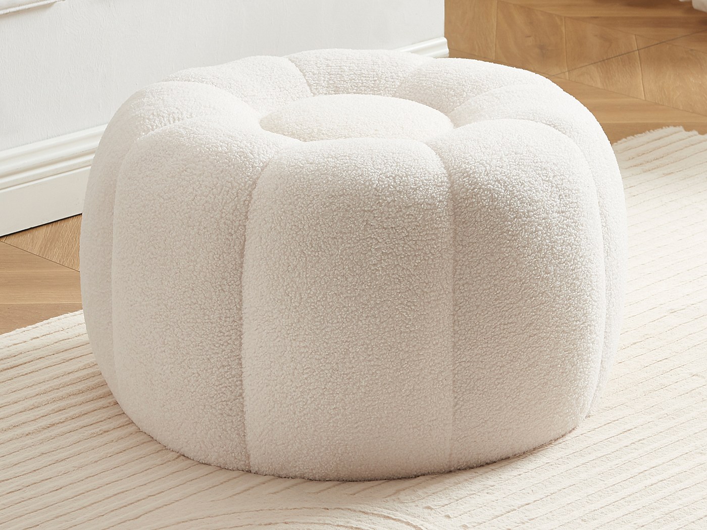 Pouf design fleur en tissu bouclette blanc DELPODA