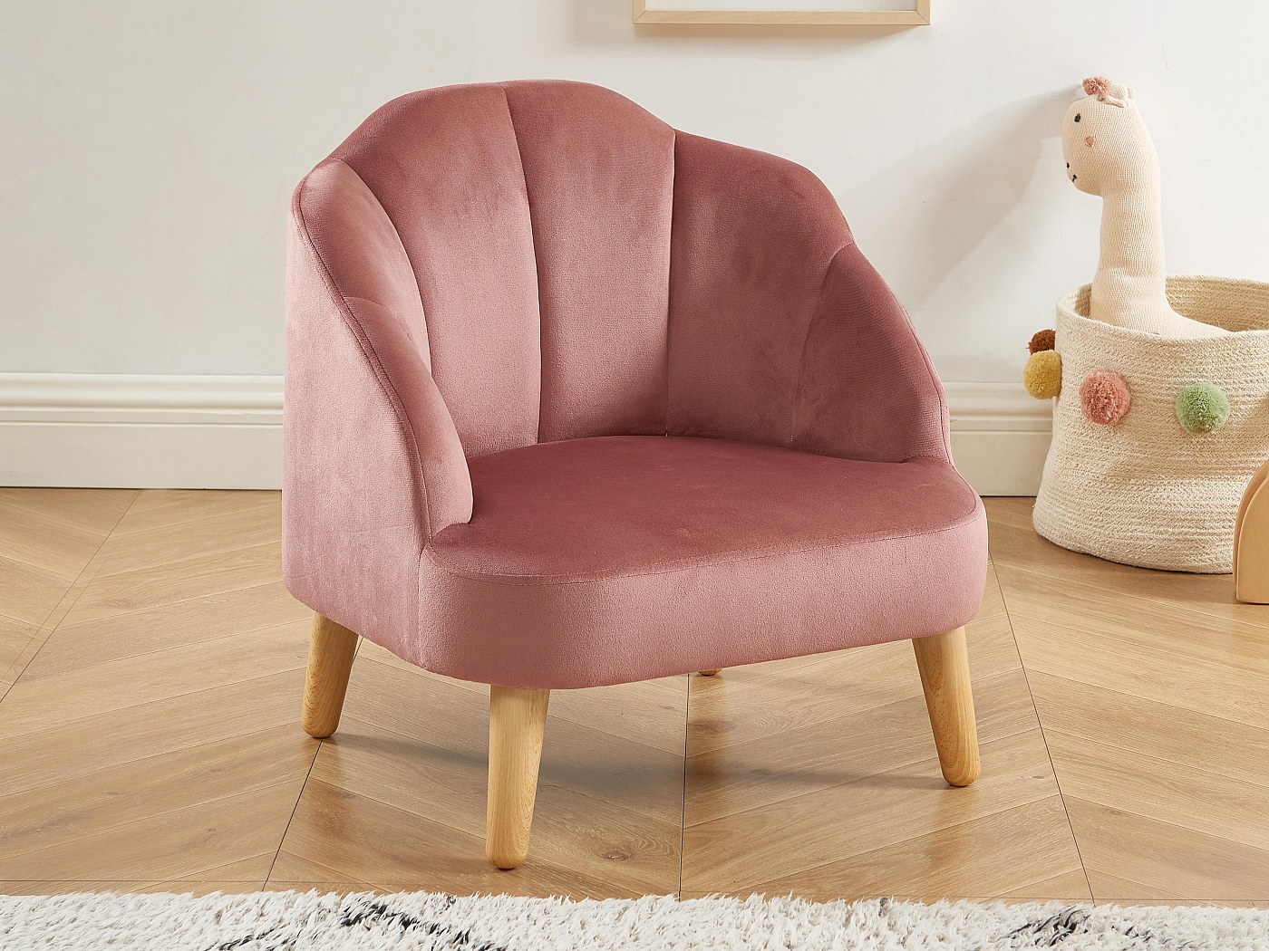 Fauteuil pour enfant en velours rose et pieds effet bois COBACA
