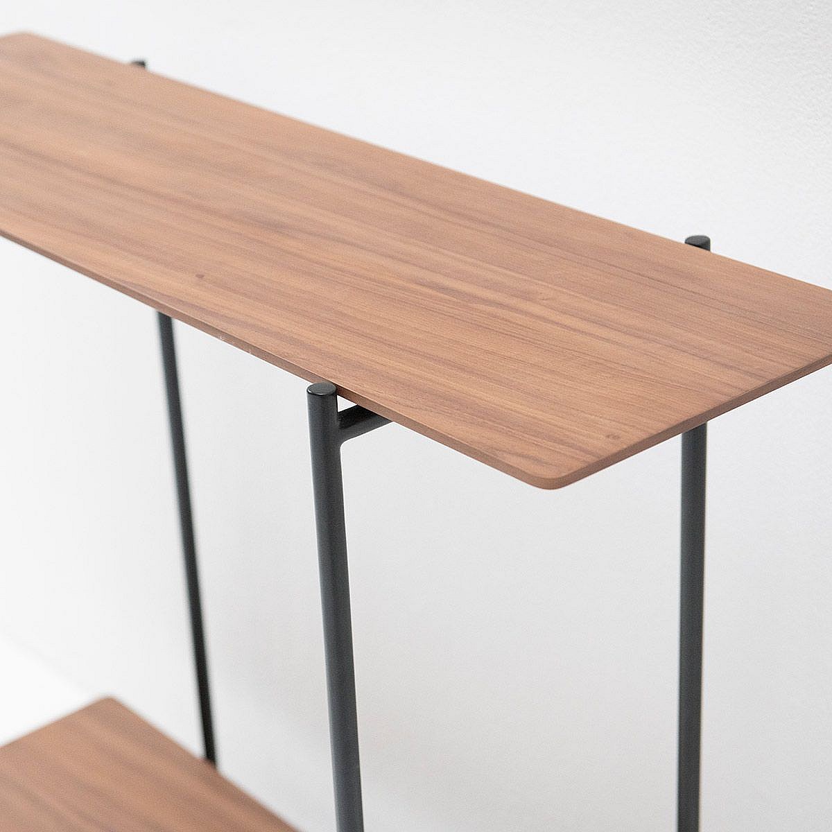 Console plaqué noyer et pieds métal