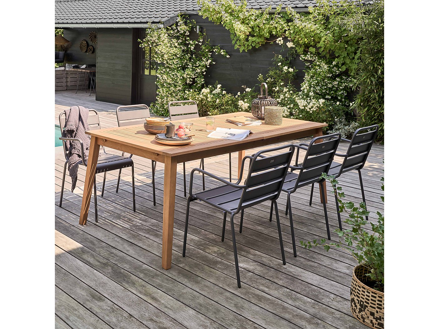 Ensemble table de jardin extensible en bois exotique et 6 fauteuils