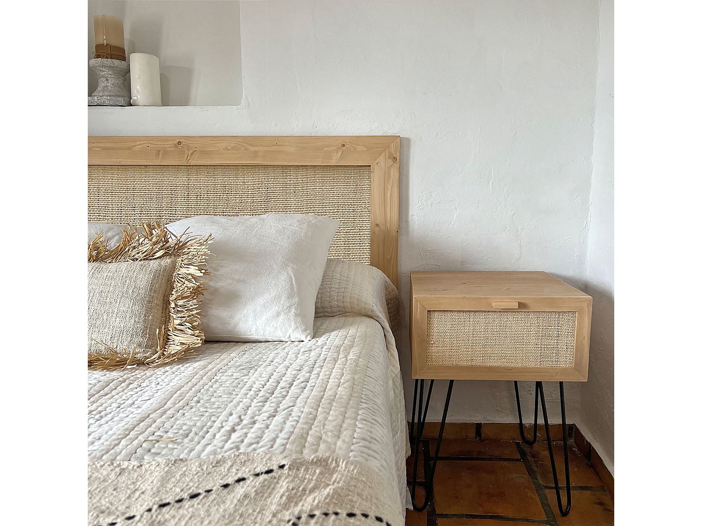 Comodino in legno chiaro con cassetto in rafia e gambe in metallo