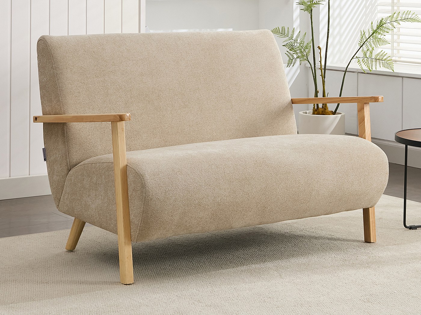 Sofá de 2 plazas de tela beige. Patas y brazos de madera. JULOMO