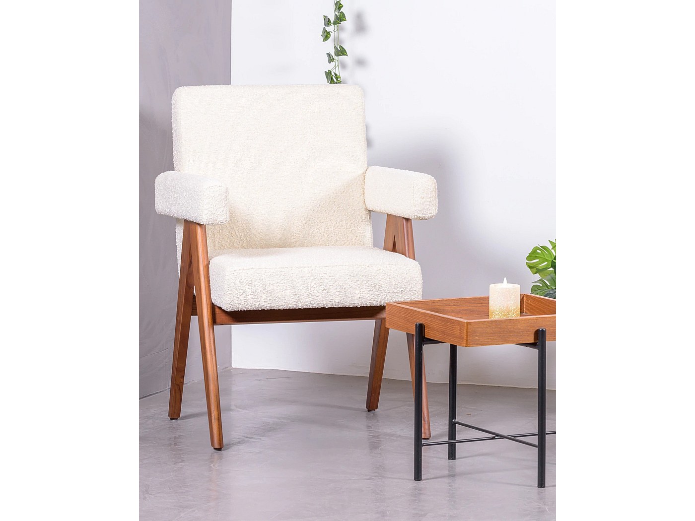 Sillón rústico con reposabrazos en madera de teca y tejido bouclé ...