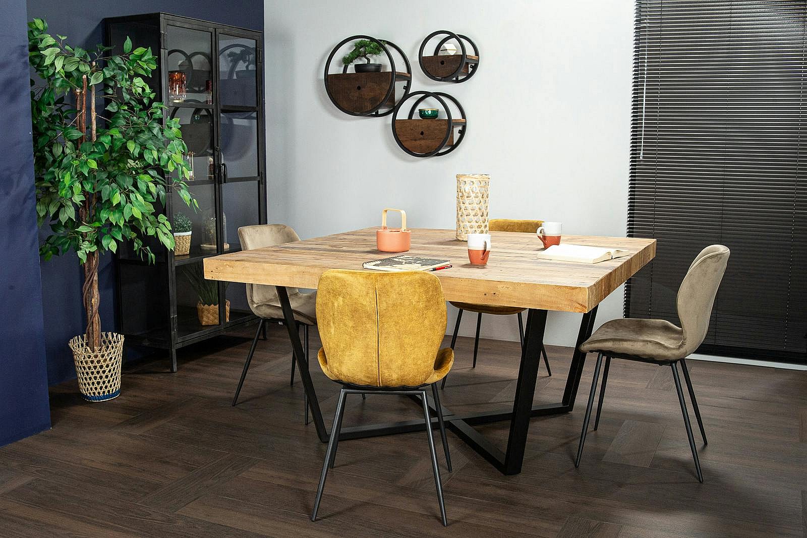 Table à manger carrée en bois recyclé 147 cm CANBERRA