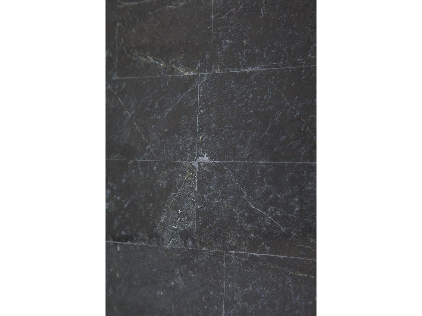 Nanay - Tavolino (80 x 80 x 28h) in Pietra fossile Nero