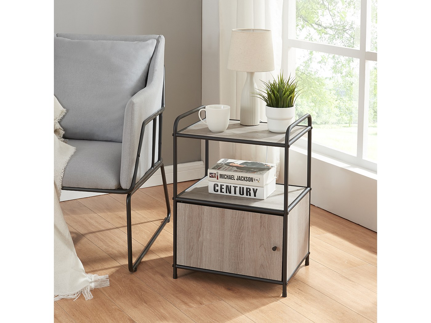 Table d'appoint Gulen avec porte d'armoire métal MDF 60 x 43 x 33 cm noir effet chêne [en.casa]