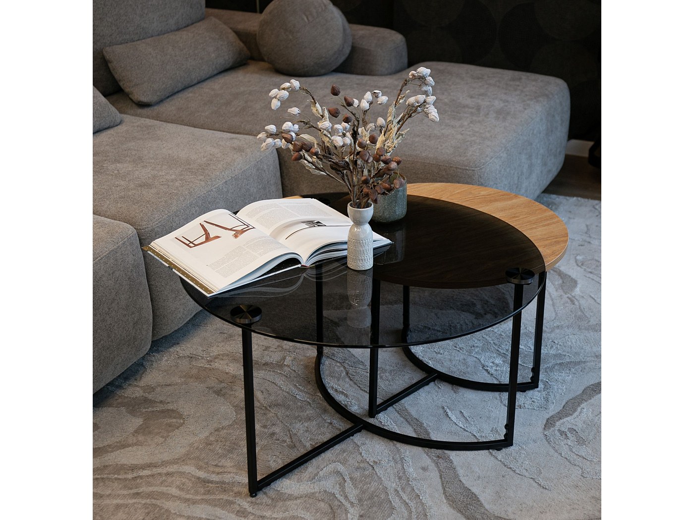 Due tavolini – 80 e 60 cm – vetro fumé/rovere – FRUSLY