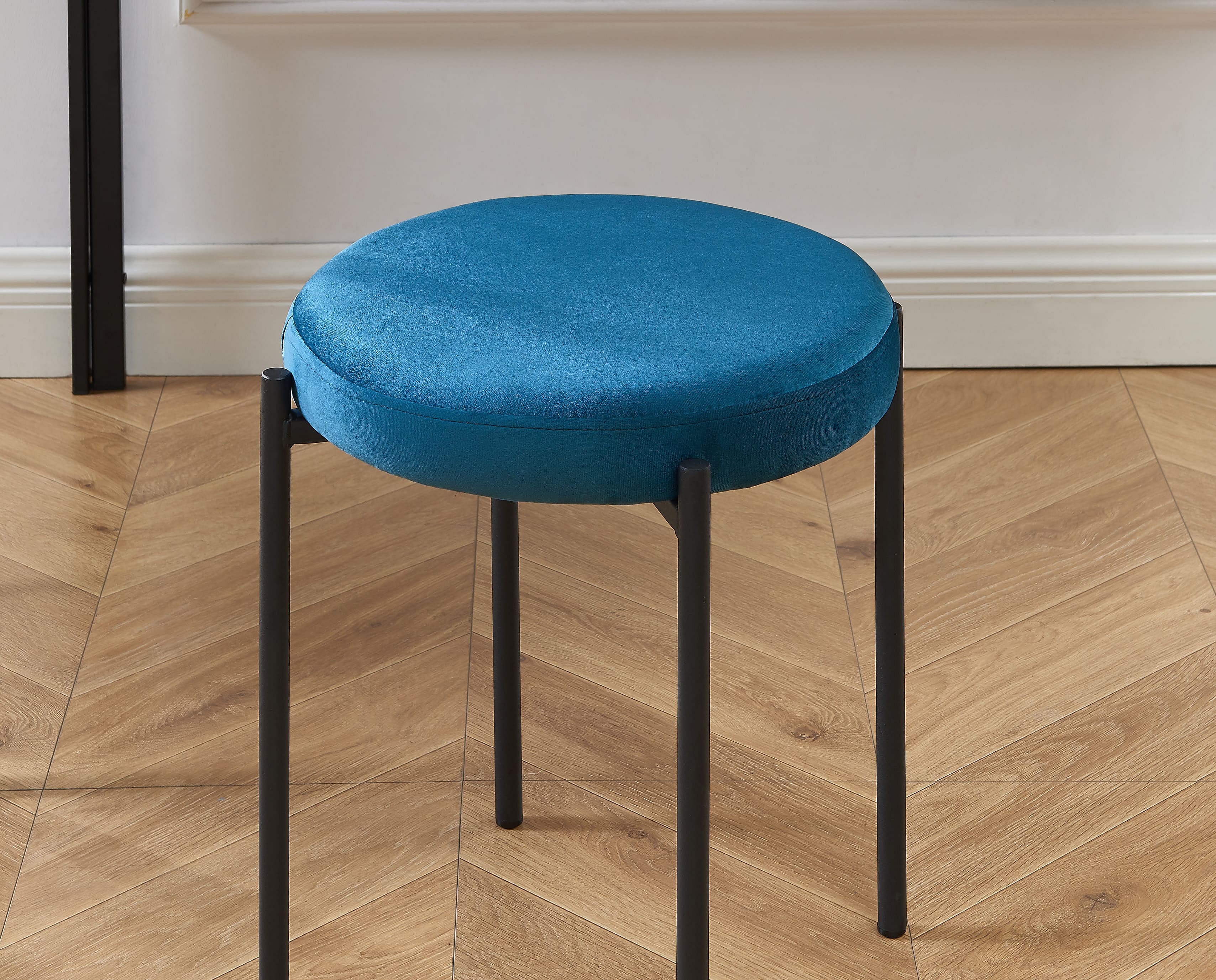 Lot de 4 tabourets YSEE assise en velours bleu et pieds en métal noir