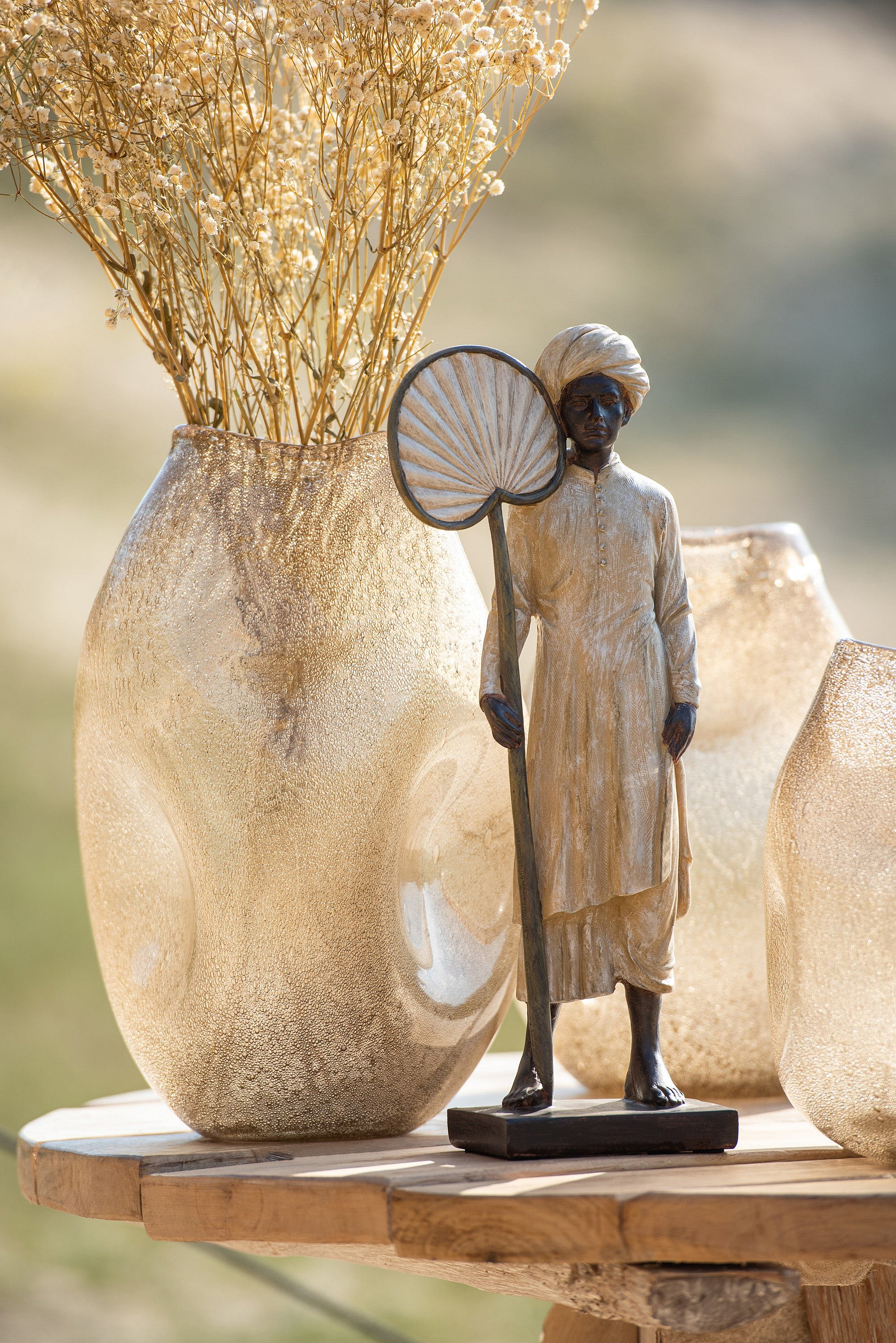 Personnage indien debout résine beige/marron h. 40 cm