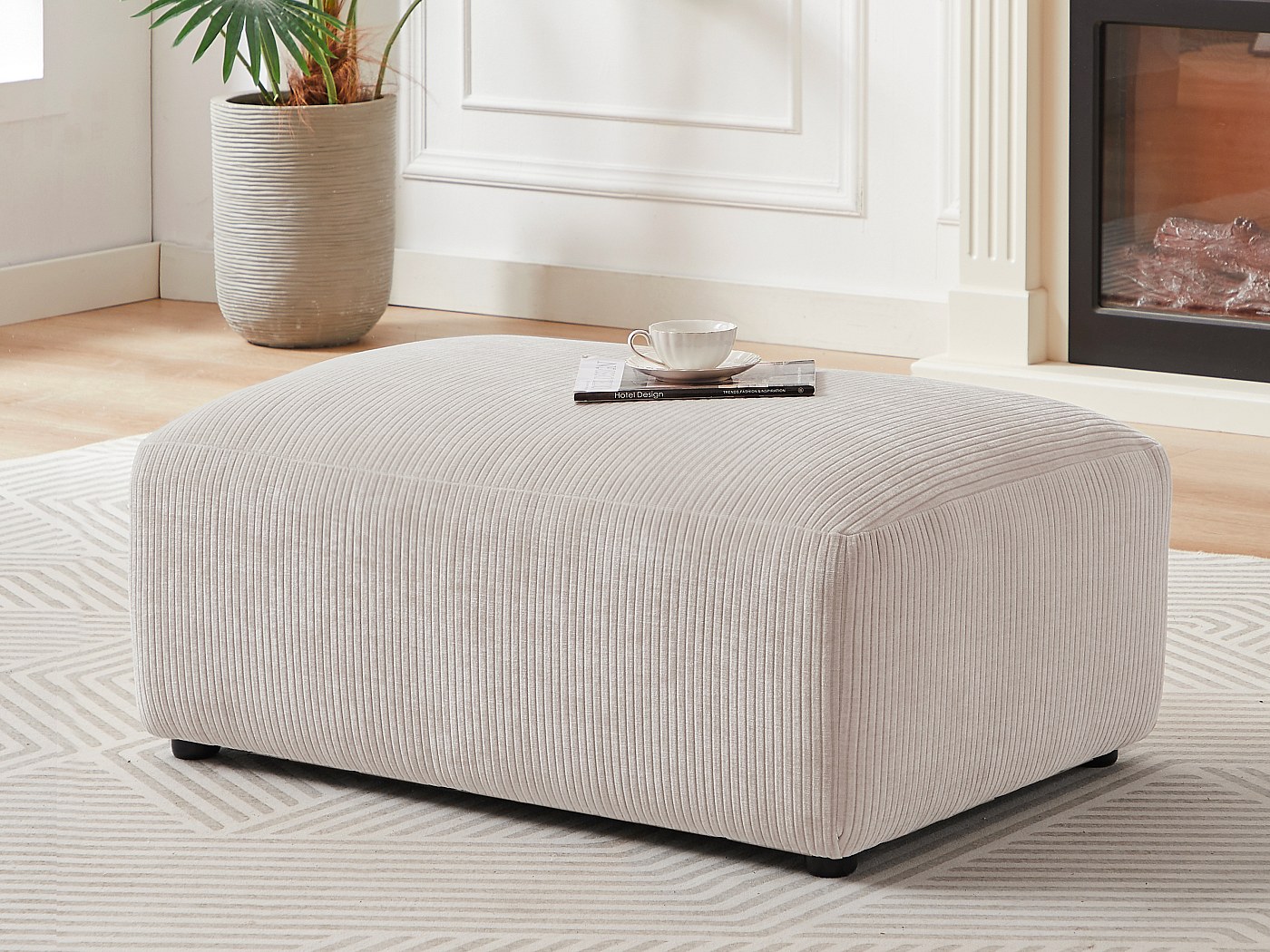 Pouf en velours côtelé beige assorti au canapé d'angle TIRONO de Maison ...