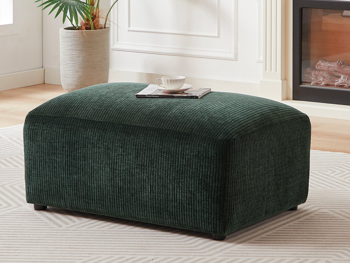 Pouf en tissu vert sapin assorti au canapé d'angle TIRONO de Maison Céphy
